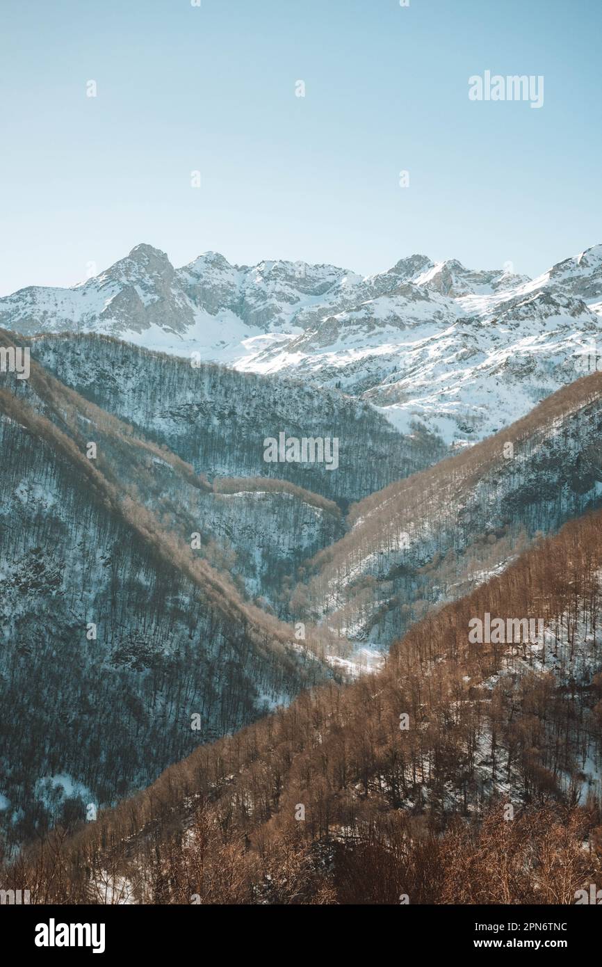 View on the snowy mountain chain of the Pyrenees Stock Photo - Alamy