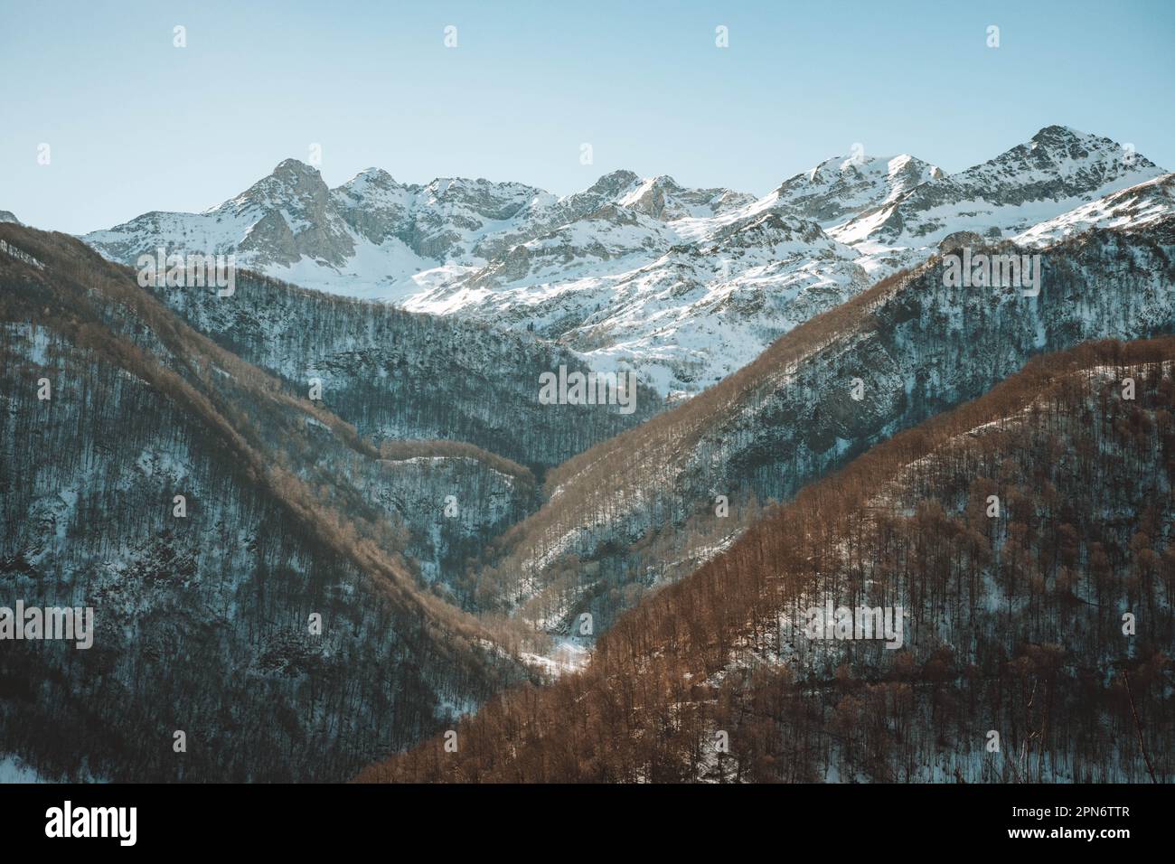 View on the snowy mountain chain of the Pyrenees Stock Photo - Alamy