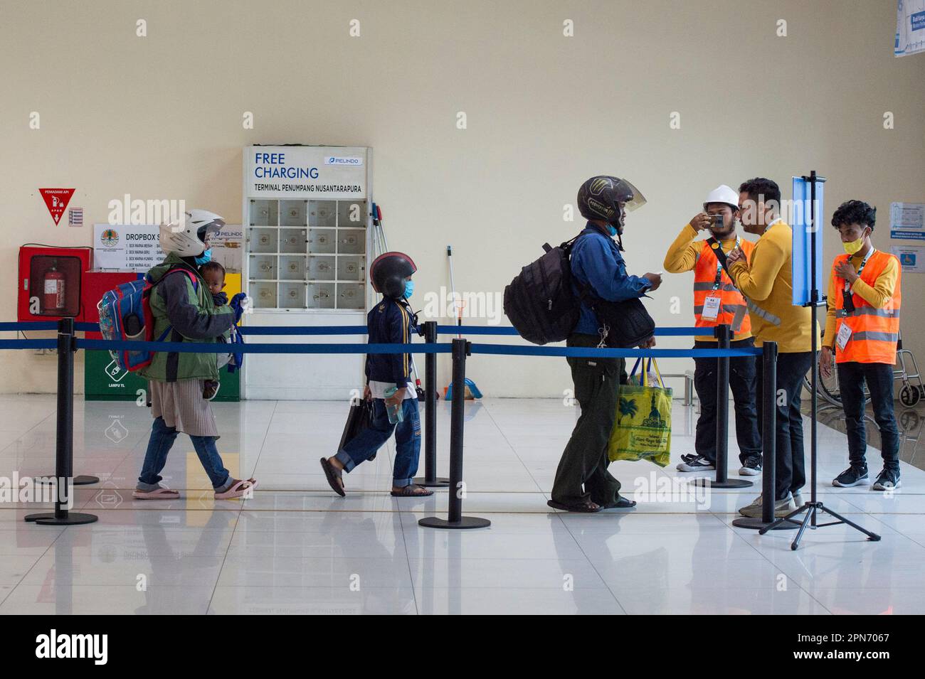 Avoid queue hi-res stock photography and images - Alamy