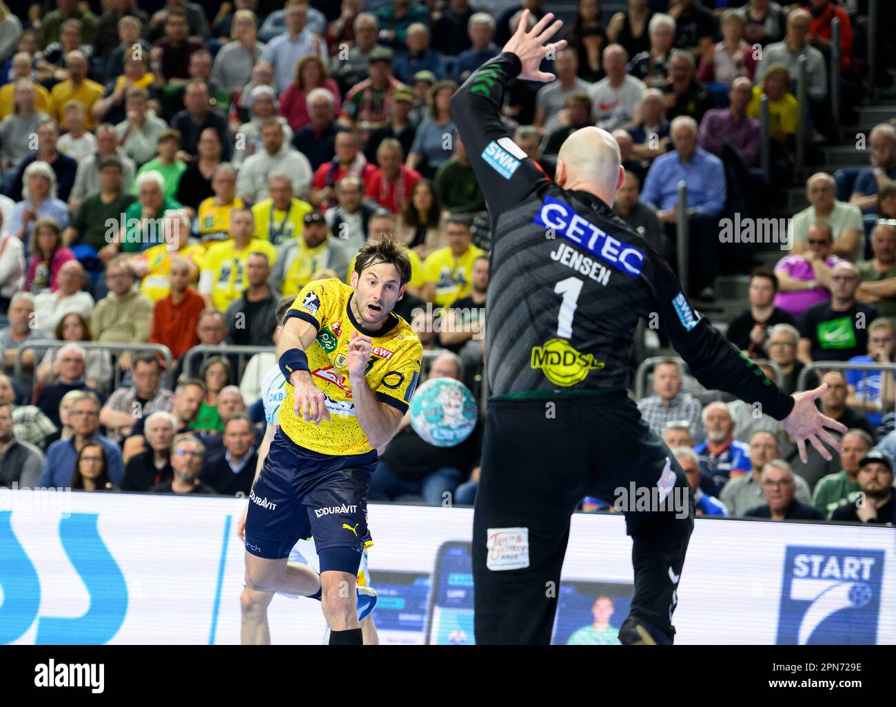 left to right Uwe GENSHEIMER (RNL), goalwart Mike JENSEN (MD), throw ...