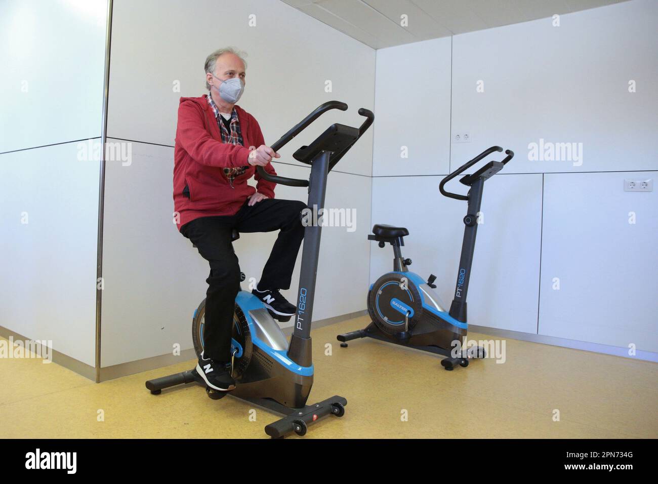 The patient who has received the world's first fully robotic lung transplant on an exercise bike ...