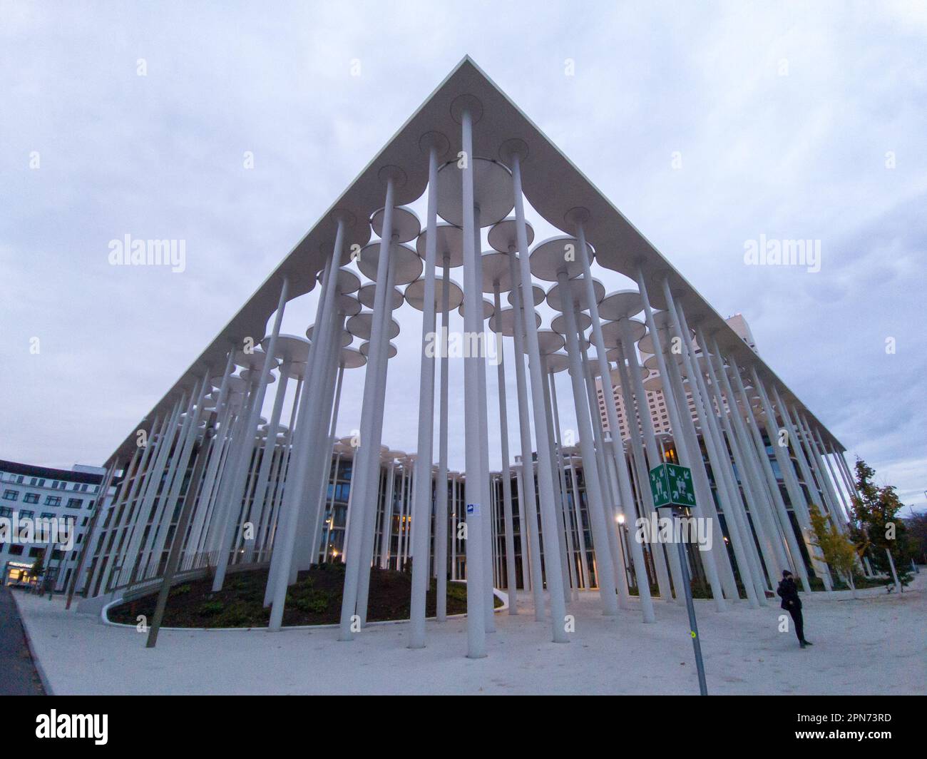 Modern architecture concept - interesting mushroom like pilon ...