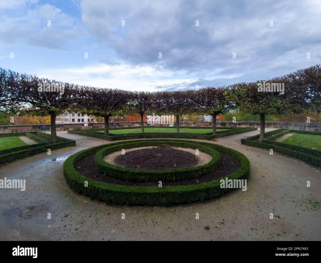 Circular garden maze hi-res stock photography and images - Alamy