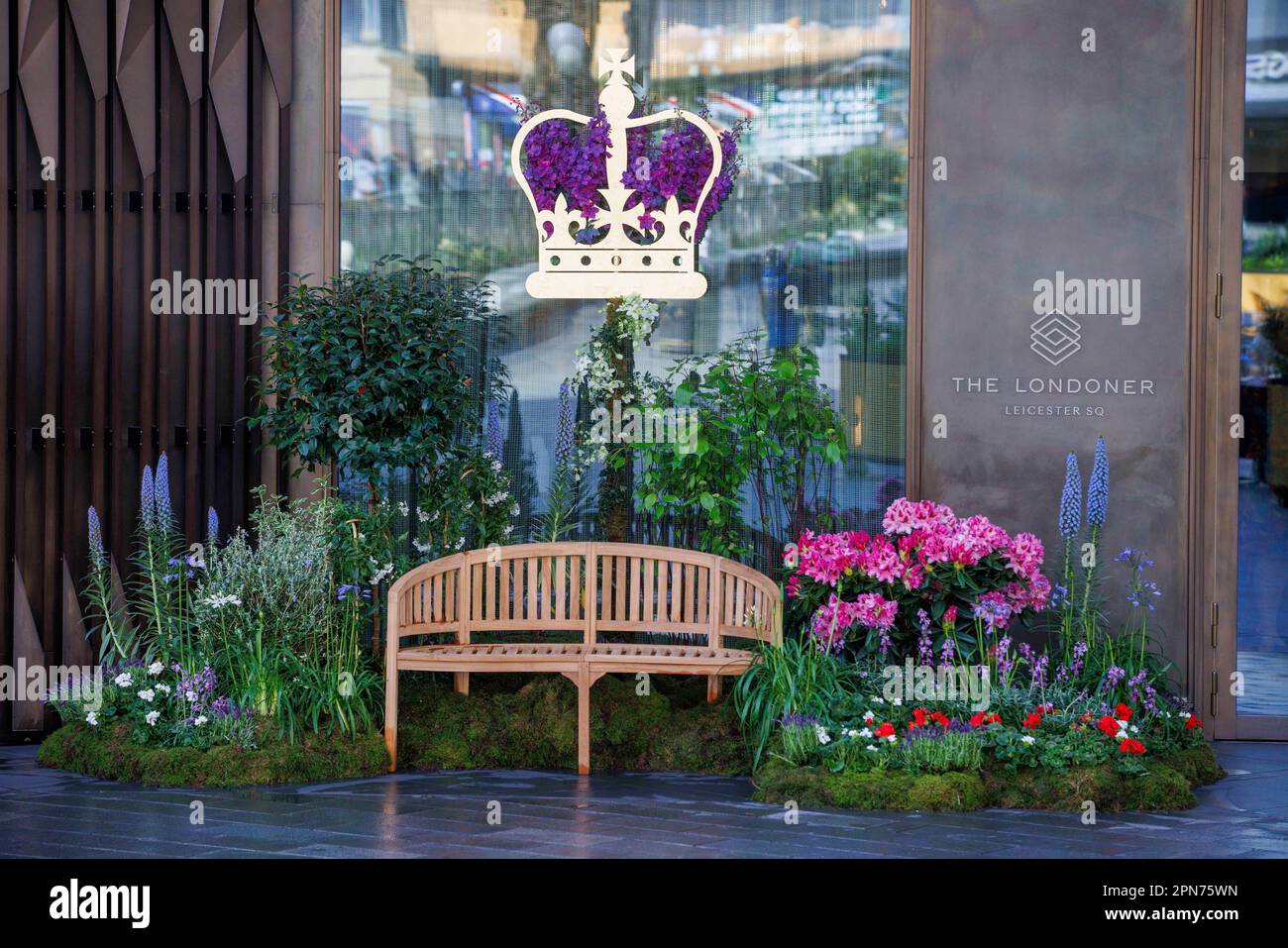 King charles coronation floral display hi-res stock photography and ...