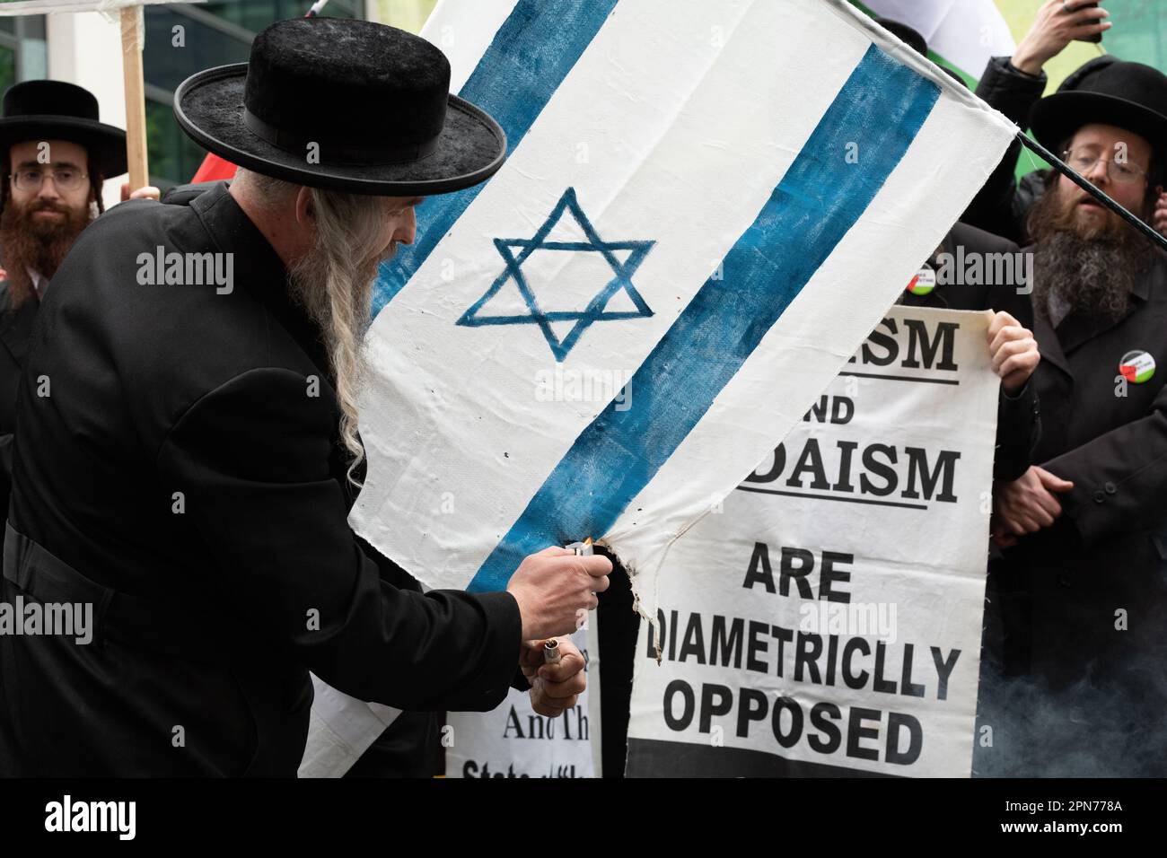 Ultra orthodox anti zionist jews hi-res stock photography and images ...