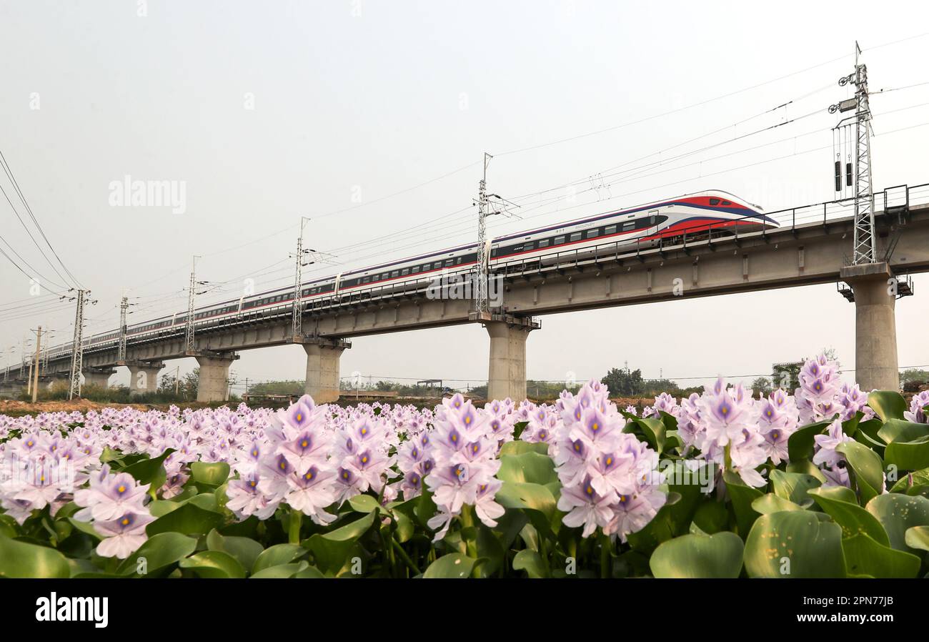 (230417) -- VIENTIANE, April 17, 2023 (Xinhua) -- The first cross ...