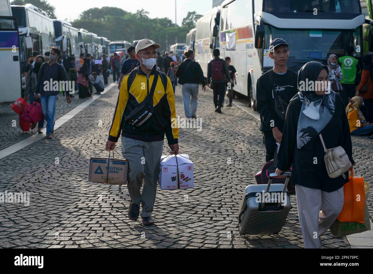Jakarta, Indonesia. 17th Apr, 2023. People carry belongings to board free-of-charge buses to ...