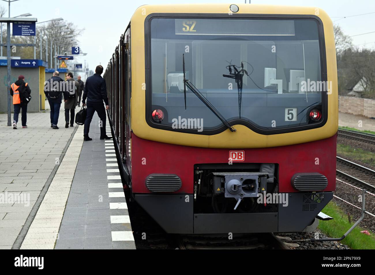 Blankenfelde Mahlow, Germany. 17th Apr, 2023. People board an S-Bahn ...