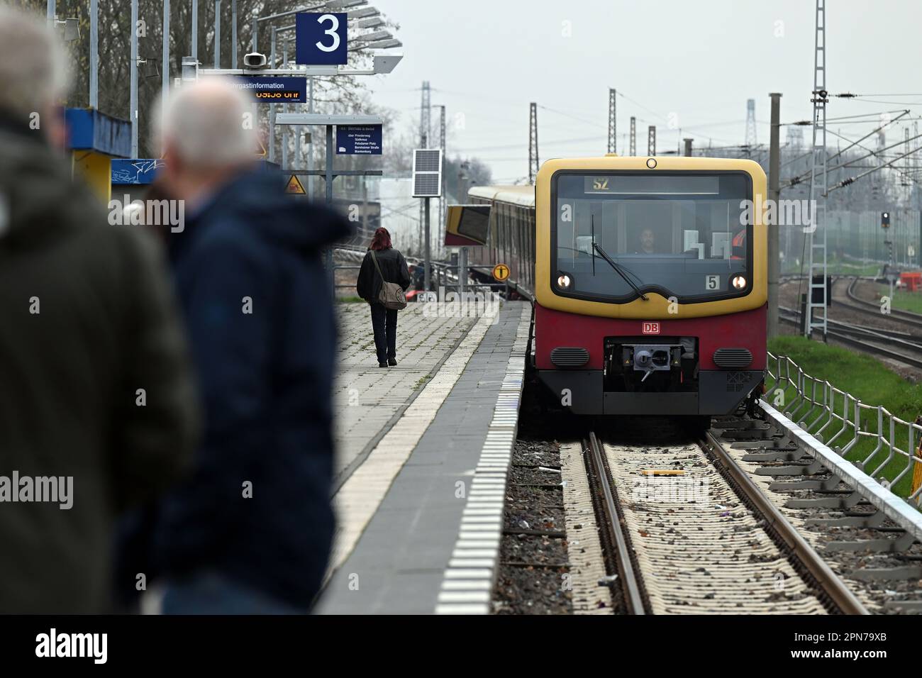 Blankenfelde Mahlow, Germany. 17th Apr, 2023. People walking on the ...