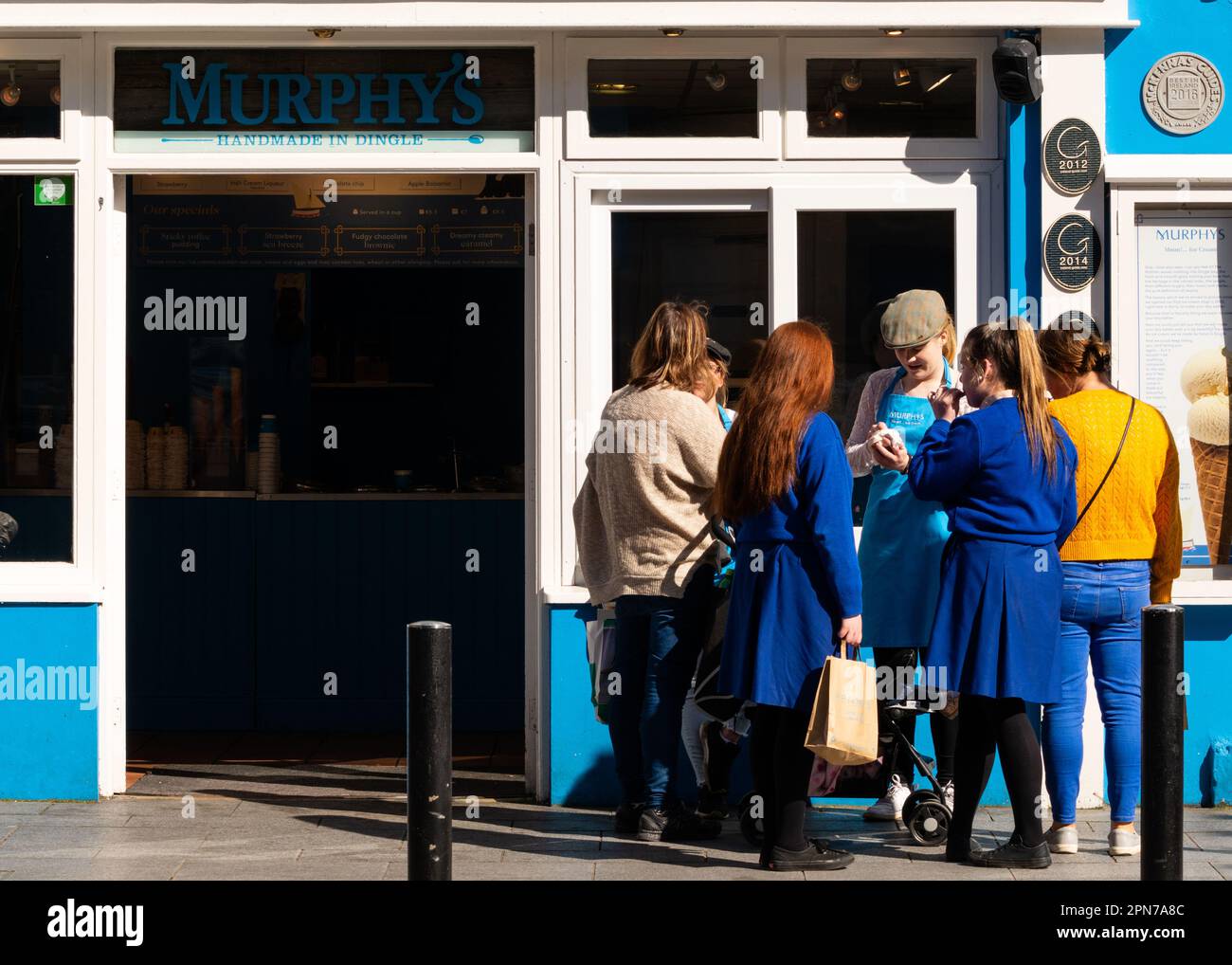 Murphy's ice cream employees offering free ice cream samples to ...