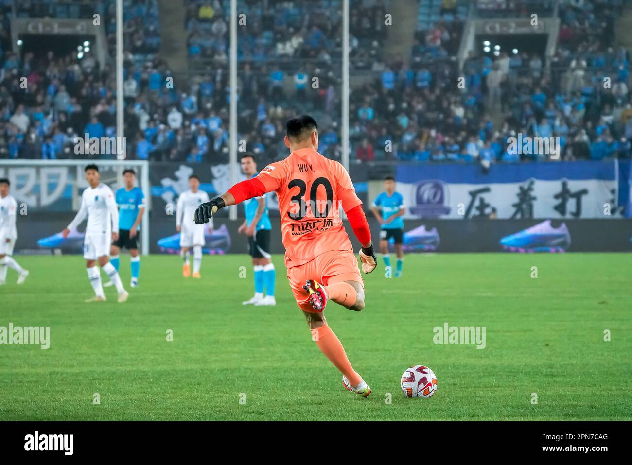Dalian Professional Football Club defeated Nantong Zhiyun Football Club ...