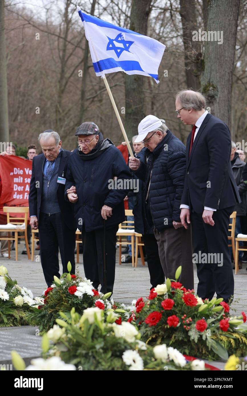Nordhausen, Germany. 17th Apr, 2023. Survivors Jerry Wartski (2nd from ...