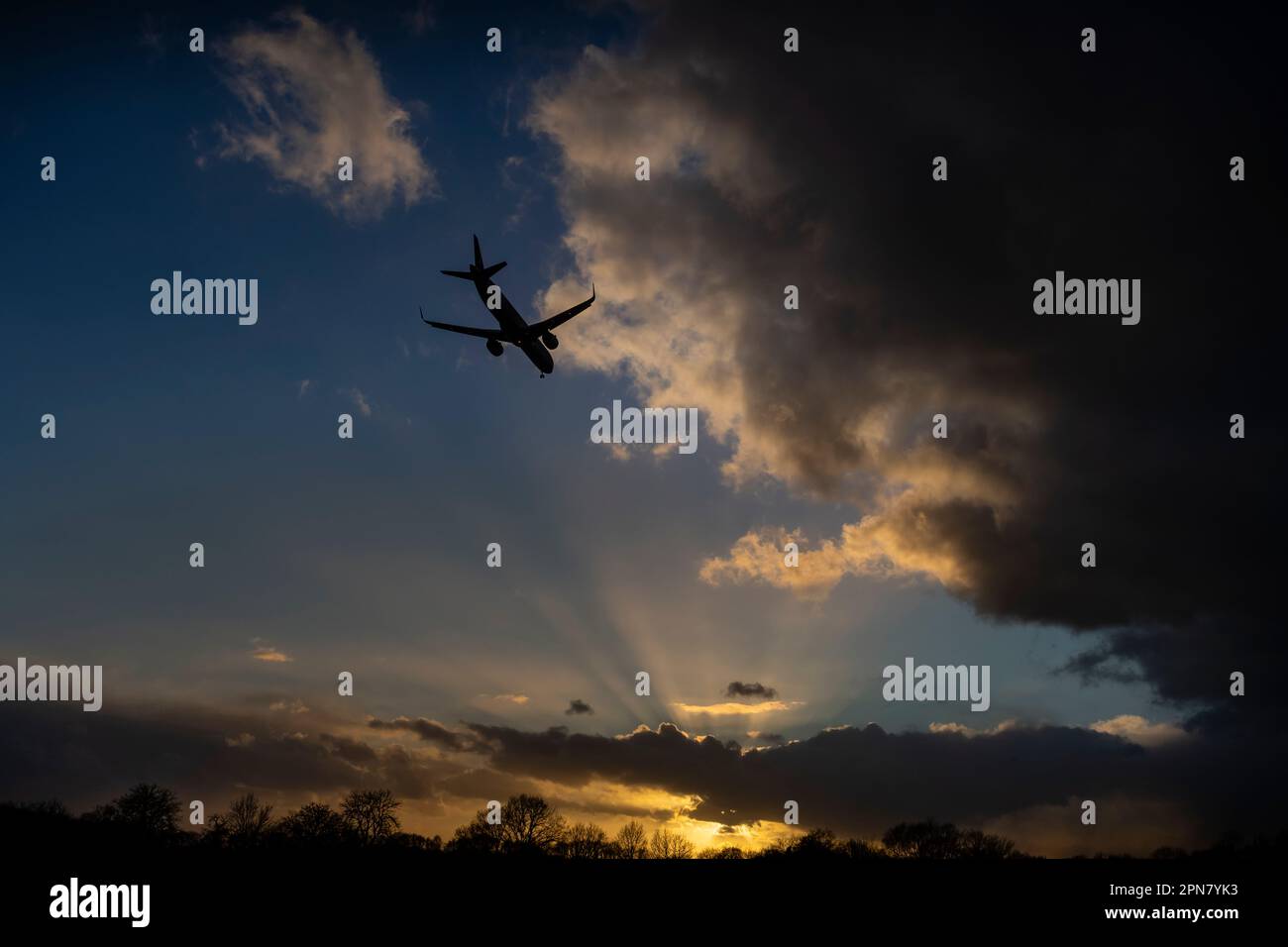Aircraft descending to LGW into a beautiful sunset , Aeroplane coming ...