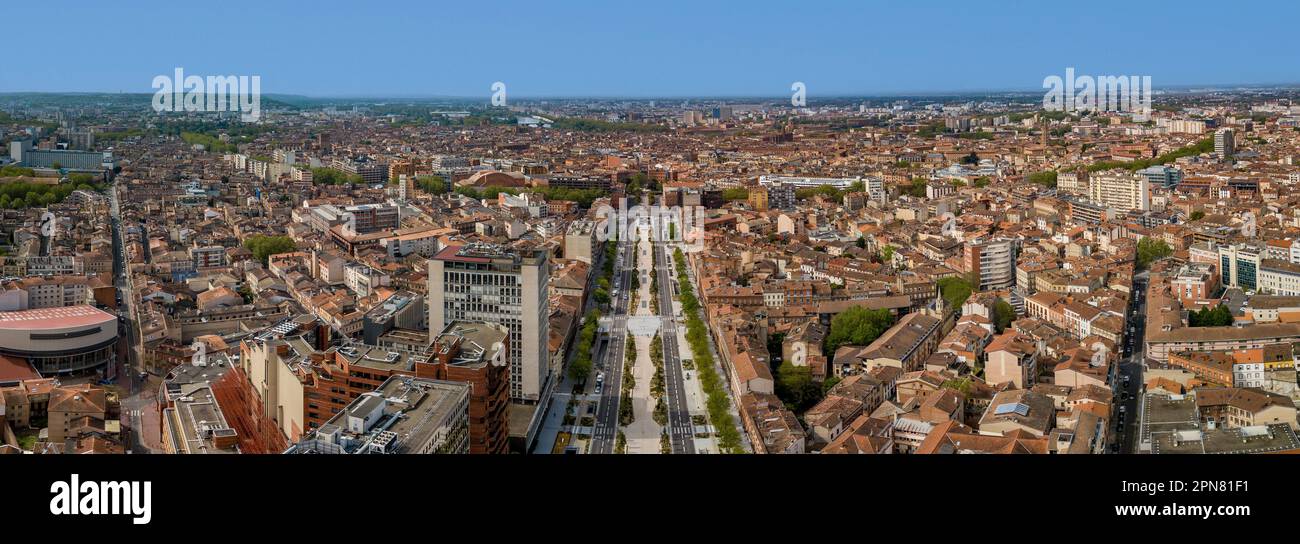 FRANCE. HAUTE-GARONNE (31) TOULOUSE, AERIAL VIEW OF THE CITY CENTER AND ...