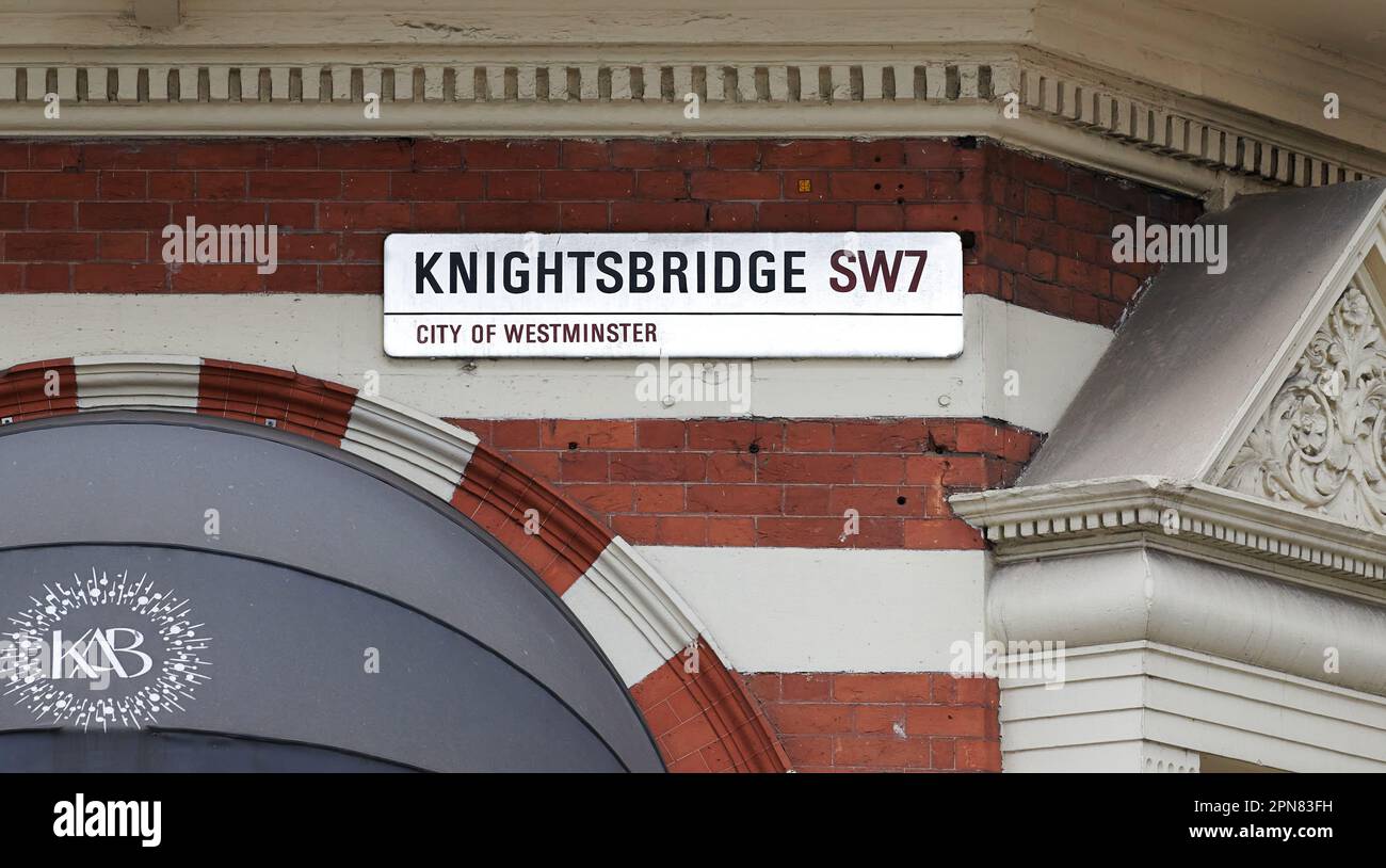 Knightsbridge street name hi-res stock photography and images - Alamy