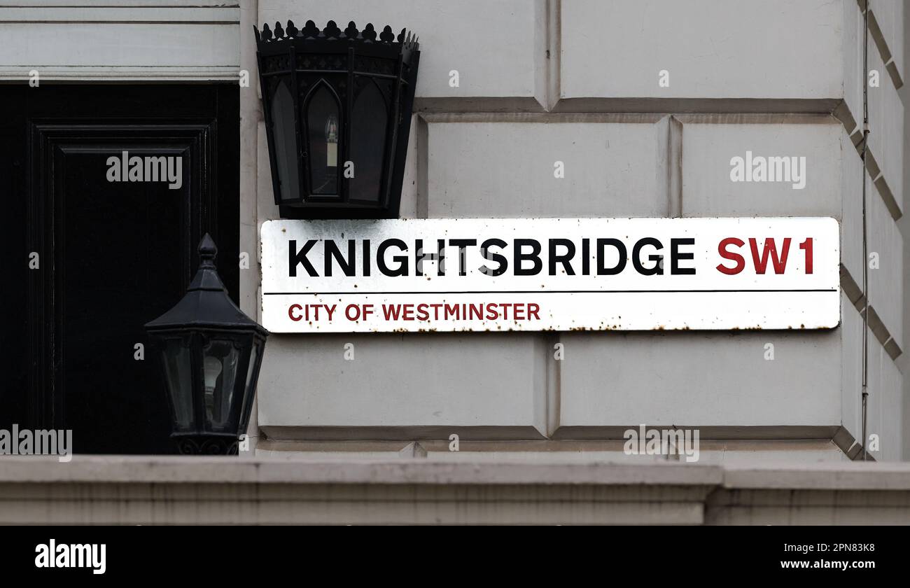 Knightsbridge street name hi-res stock photography and images - Alamy