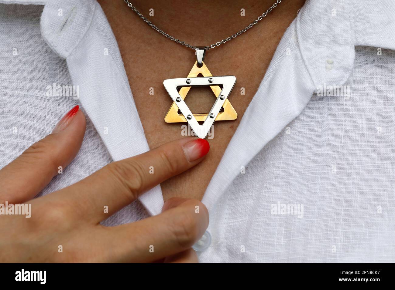 Woman wearing a Star of David or Jewish Star pendant Stock Photo - Alamy