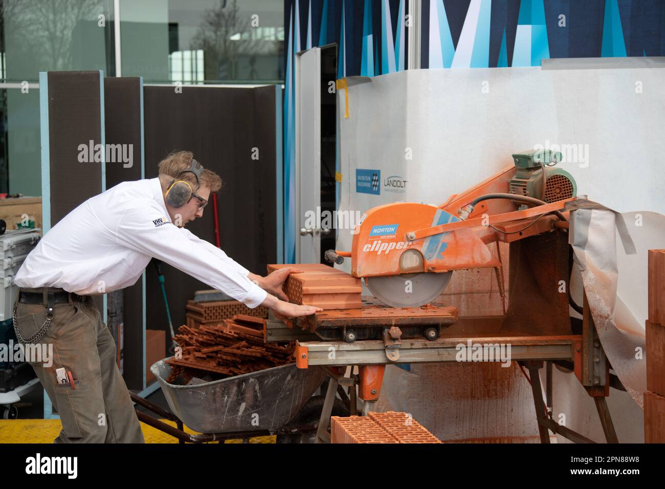 Munich, Germany. 17th Apr, 2023. Arbeiter schneidet Backsteine bei der ...