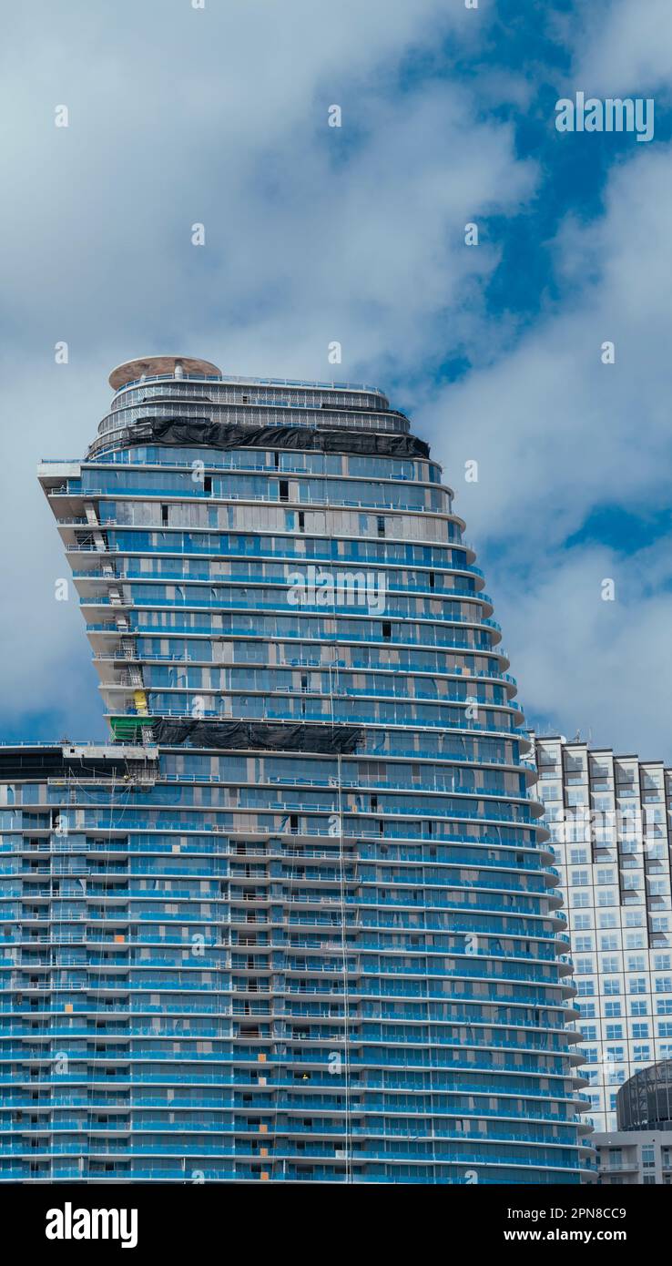 Tall modern skyscraper stands hi-res stock photography and images - Alamy