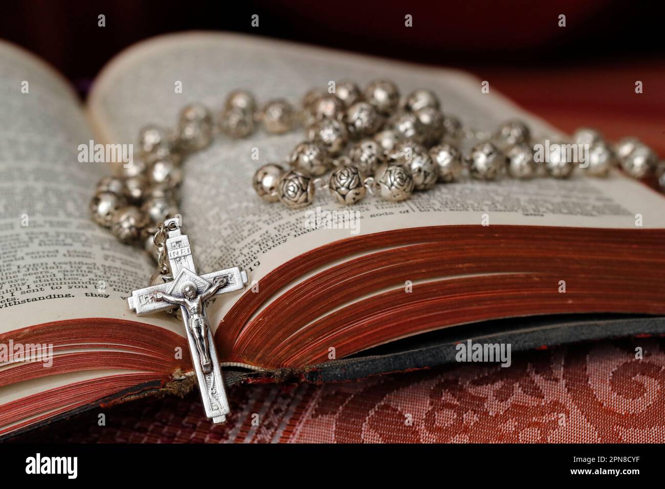 Crucifix on open bible hi-res stock photography and images - Alamy