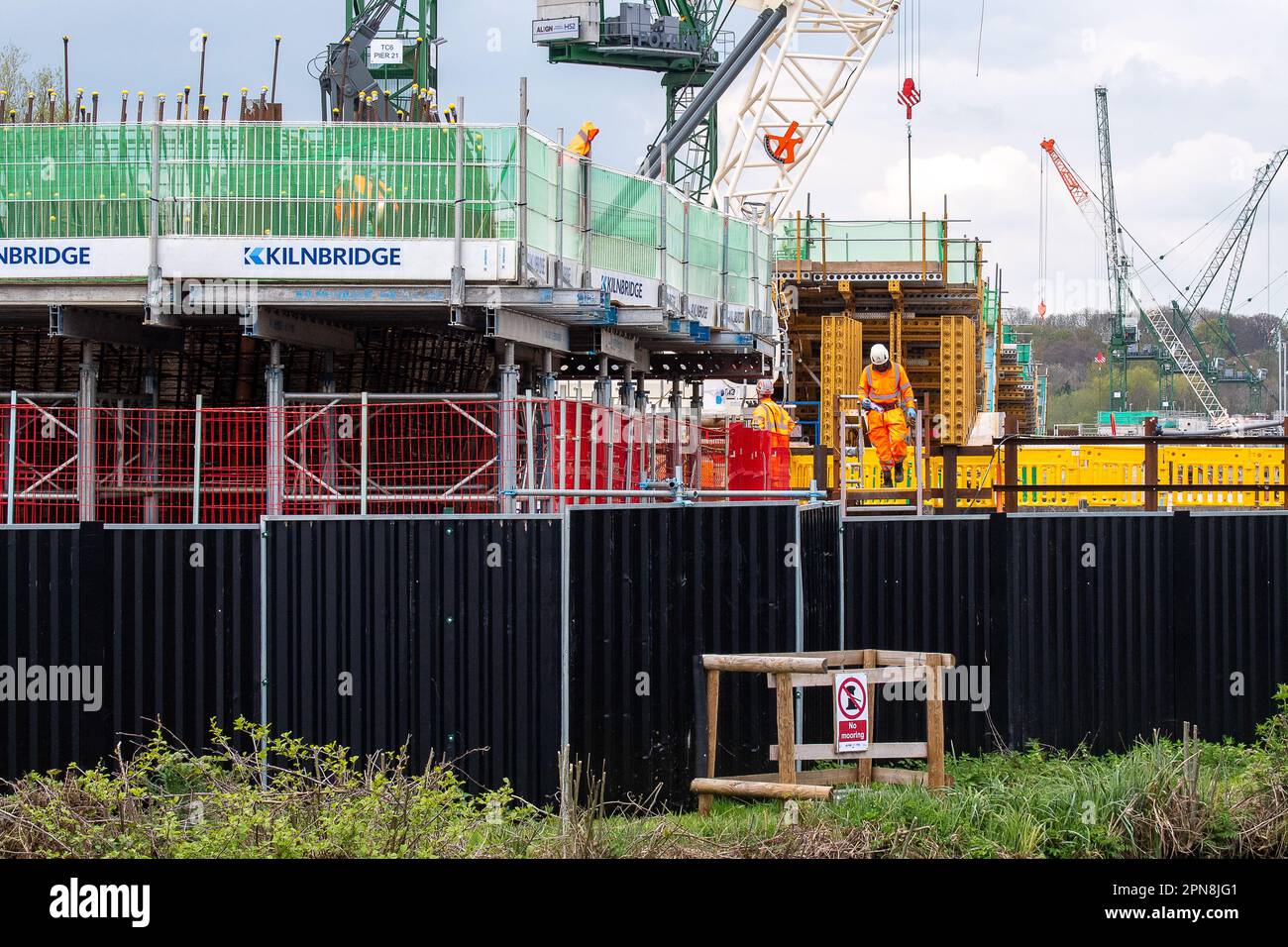 Harefield, UK. 17th April, 2023. HS2 pier construction works on Savay ...