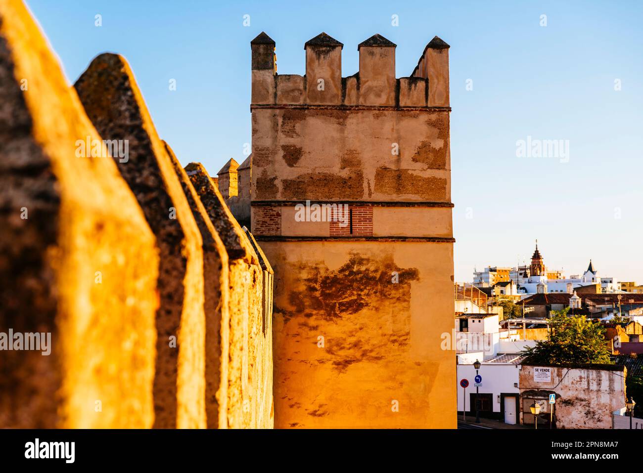 Crenellated parapet walls hi-res stock photography and images - Alamy