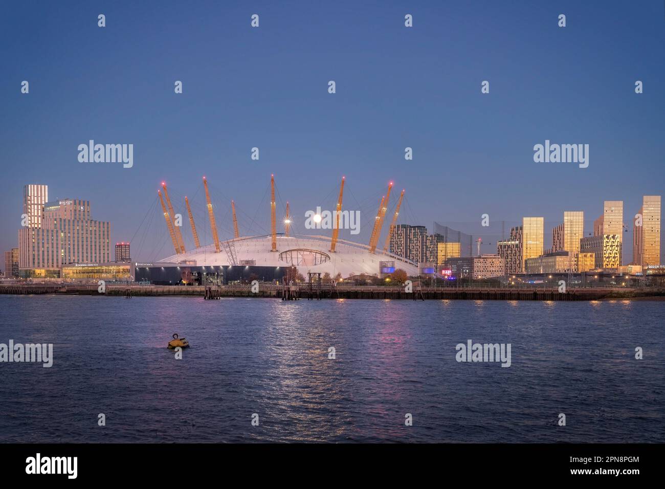 Full moon over roof hi-res stock photography and images - Alamy