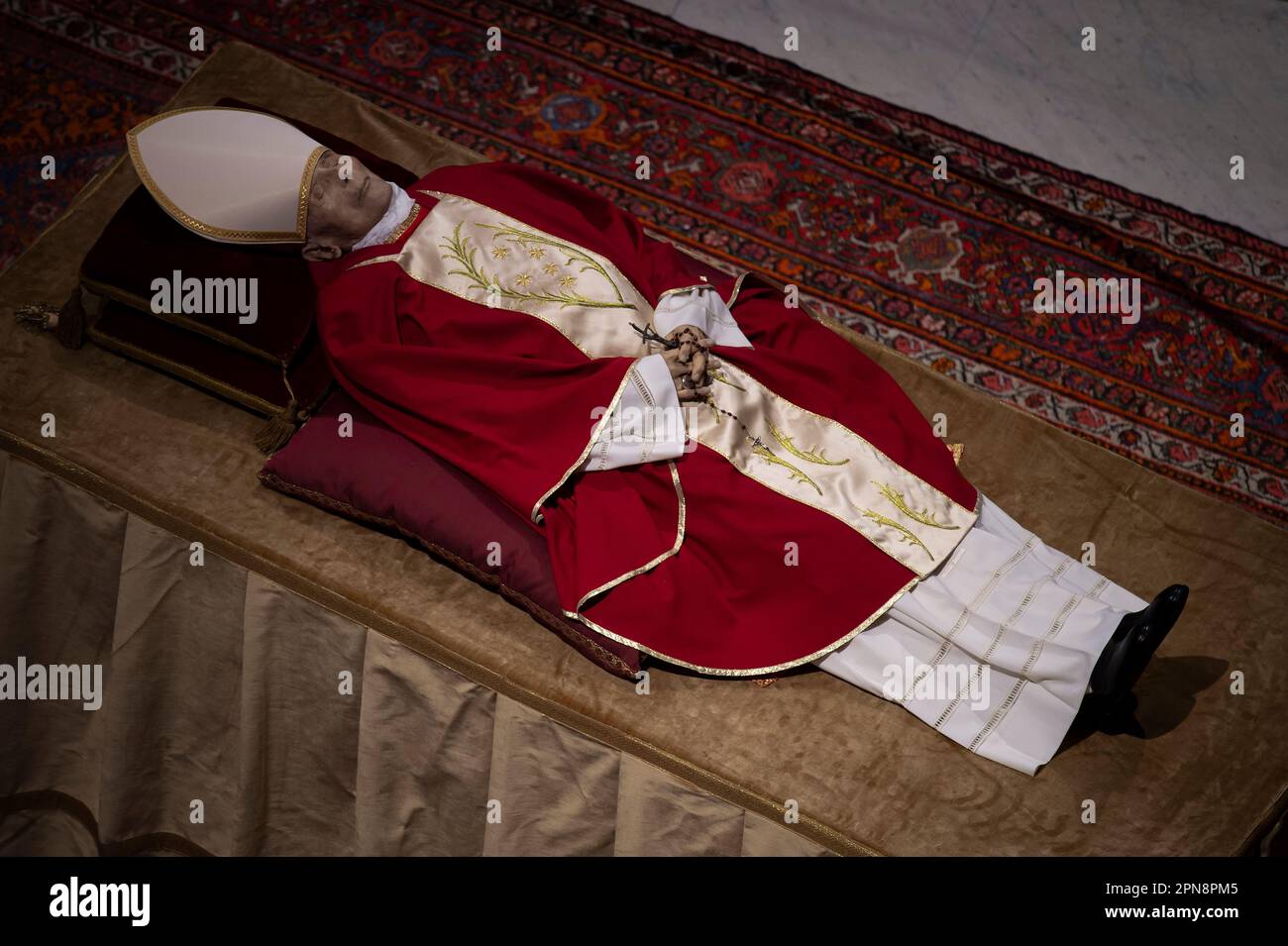 The body of Pope Emeritus Benedict XVI lays in state at St. Peter's ...