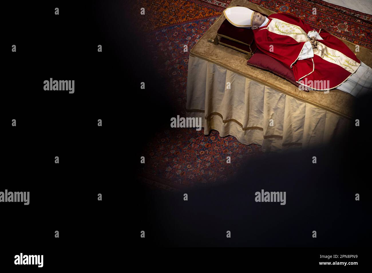 The body of Pope Emeritus Benedict XVI lays in state at St. Peter's ...