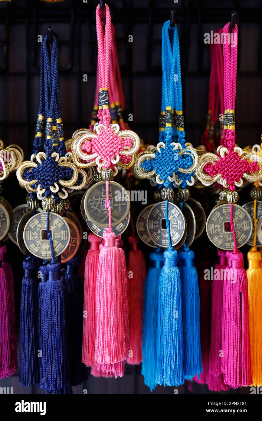 Stall selling good luck knots in Chinatown. Singapore Stock Photo - Alamy