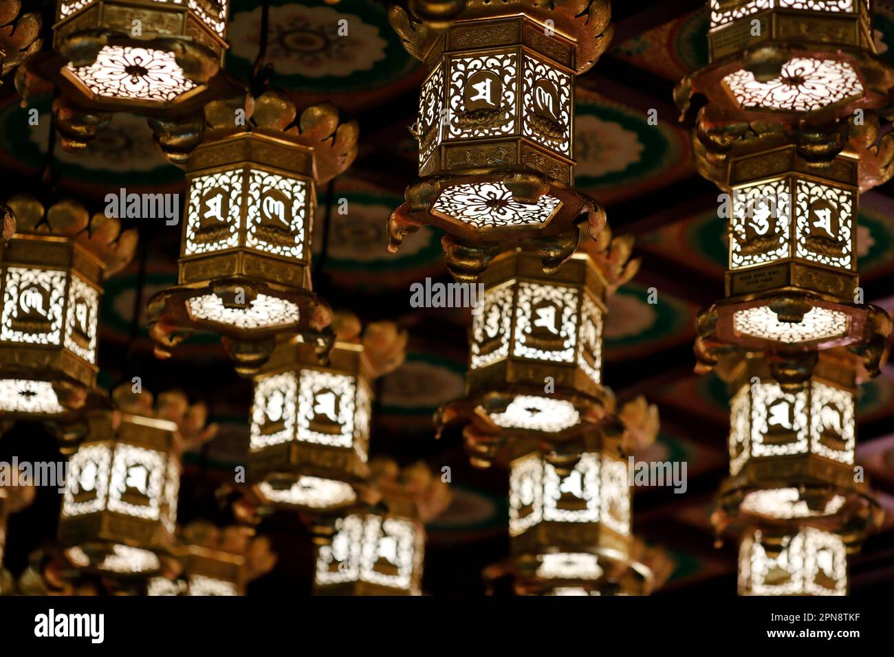 Lanterns buddha tooth relic temple hi-res stock photography and images ...