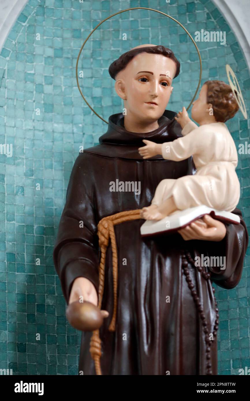 St Joseph's church. St Anthony of Padua with infant Jesus. Singapore Stock Photo - Alamy