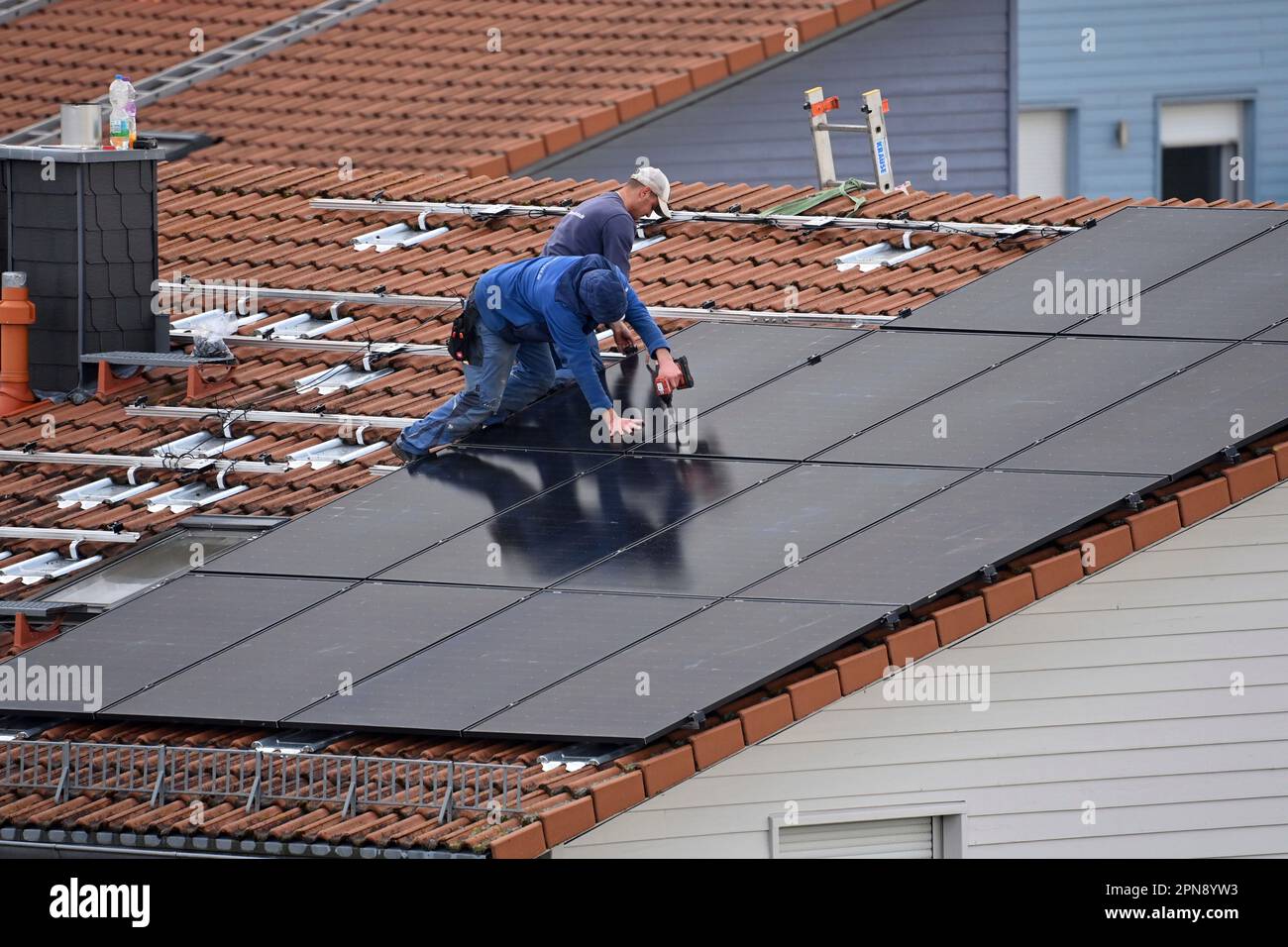 Hair, Deutschland. 17th Apr, 2023. Detached house with photovoltaic ...