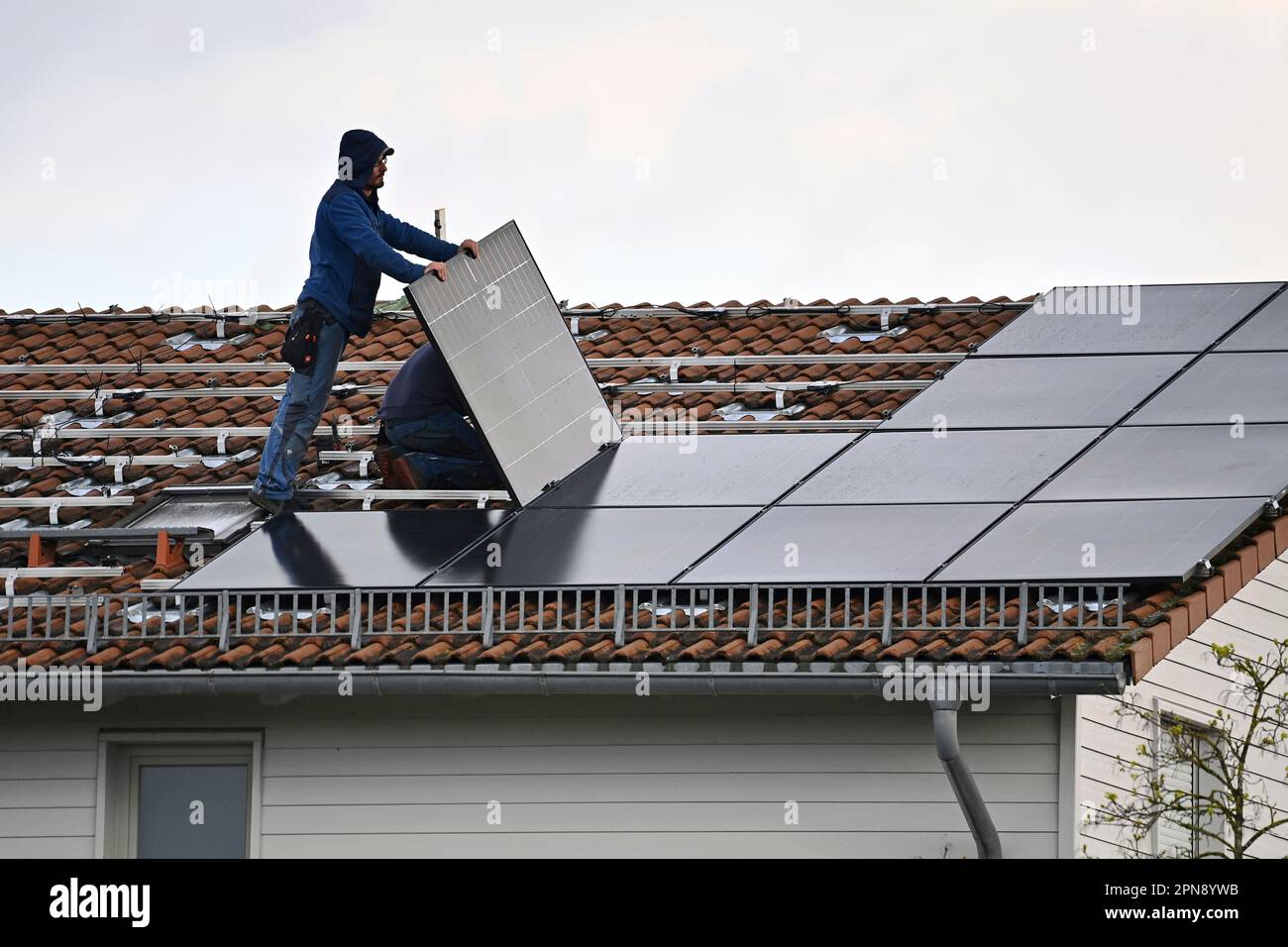 Hair, Deutschland. 17th Apr, 2023. Detached house with photovoltaic ...