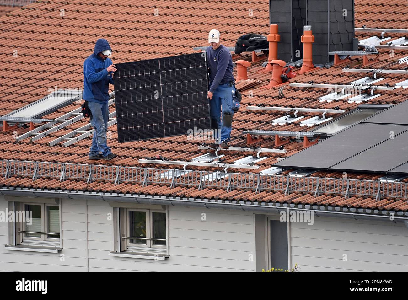 Hair, Deutschland. 17th Apr, 2023. Detached house with photovoltaic ...