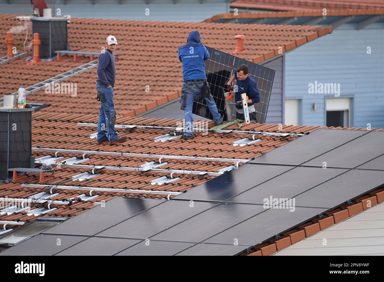 Hair, Deutschland. 17th Apr, 2023. Detached house with photovoltaic ...