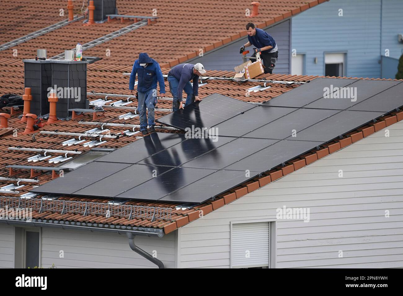 Hair, Deutschland. 17th Apr, 2023. Detached house with photovoltaic ...