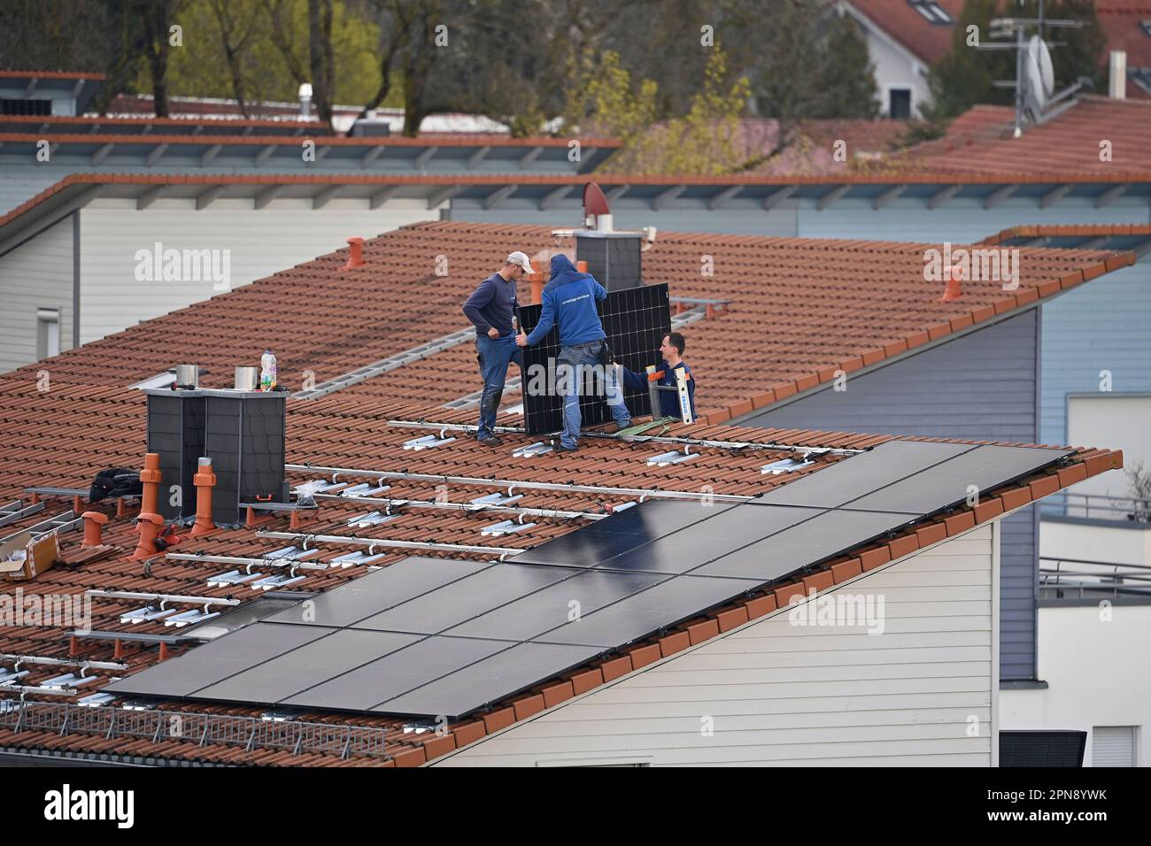 Hair, Deutschland. 17th Apr, 2023. Detached house with photovoltaic ...