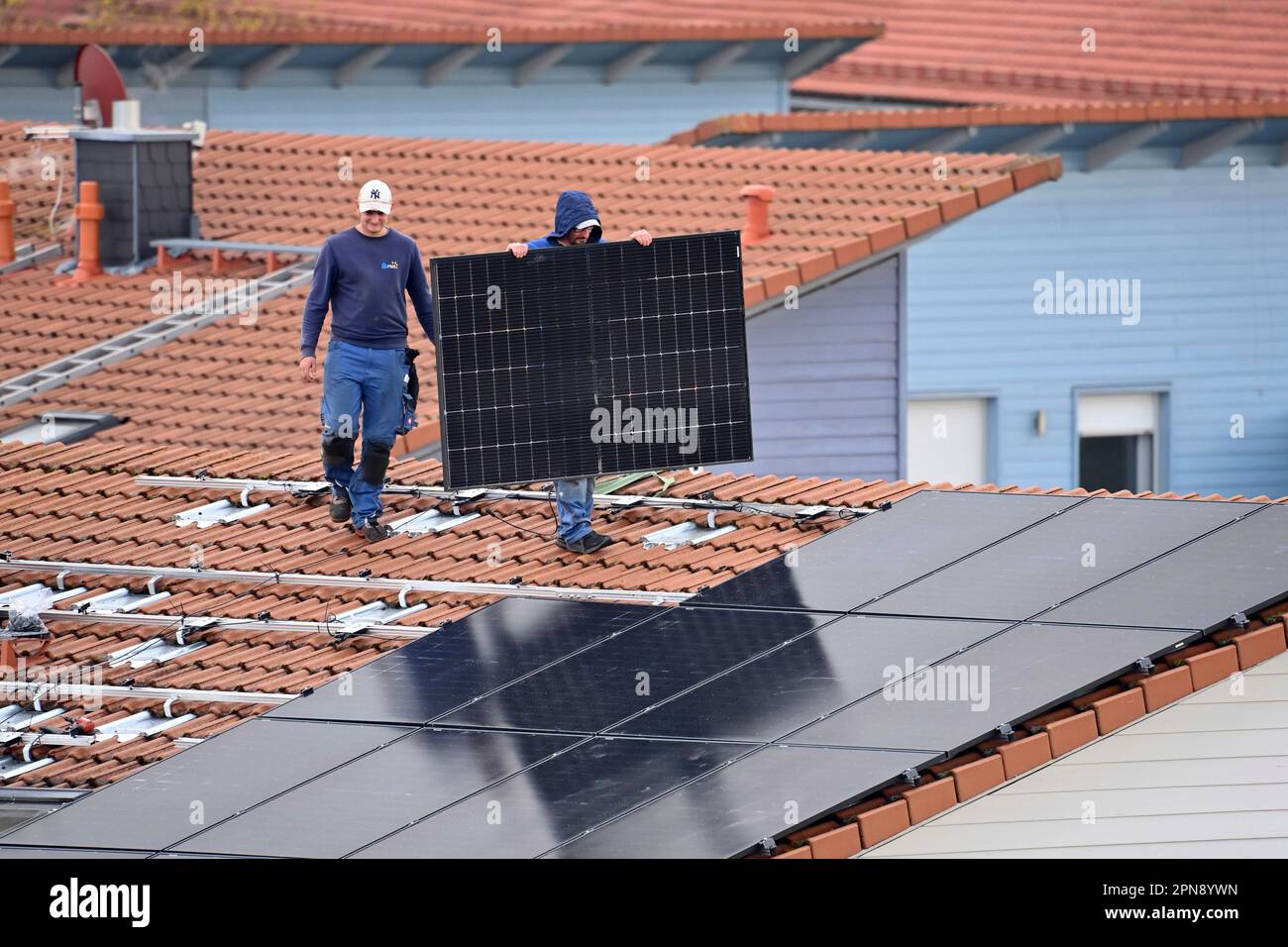 Hair, Deutschland. 17th Apr, 2023. Detached house with photovoltaic ...