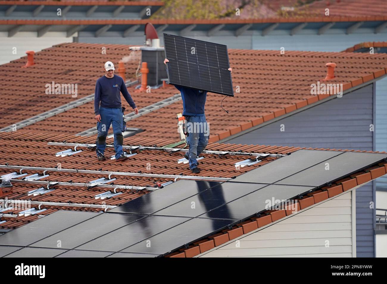 Hair, Deutschland. 17th Apr, 2023. Detached house with photovoltaic ...