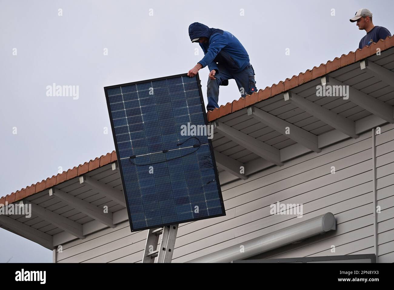 Hair, Deutschland. 17th Apr, 2023. Detached house with photovoltaic ...
