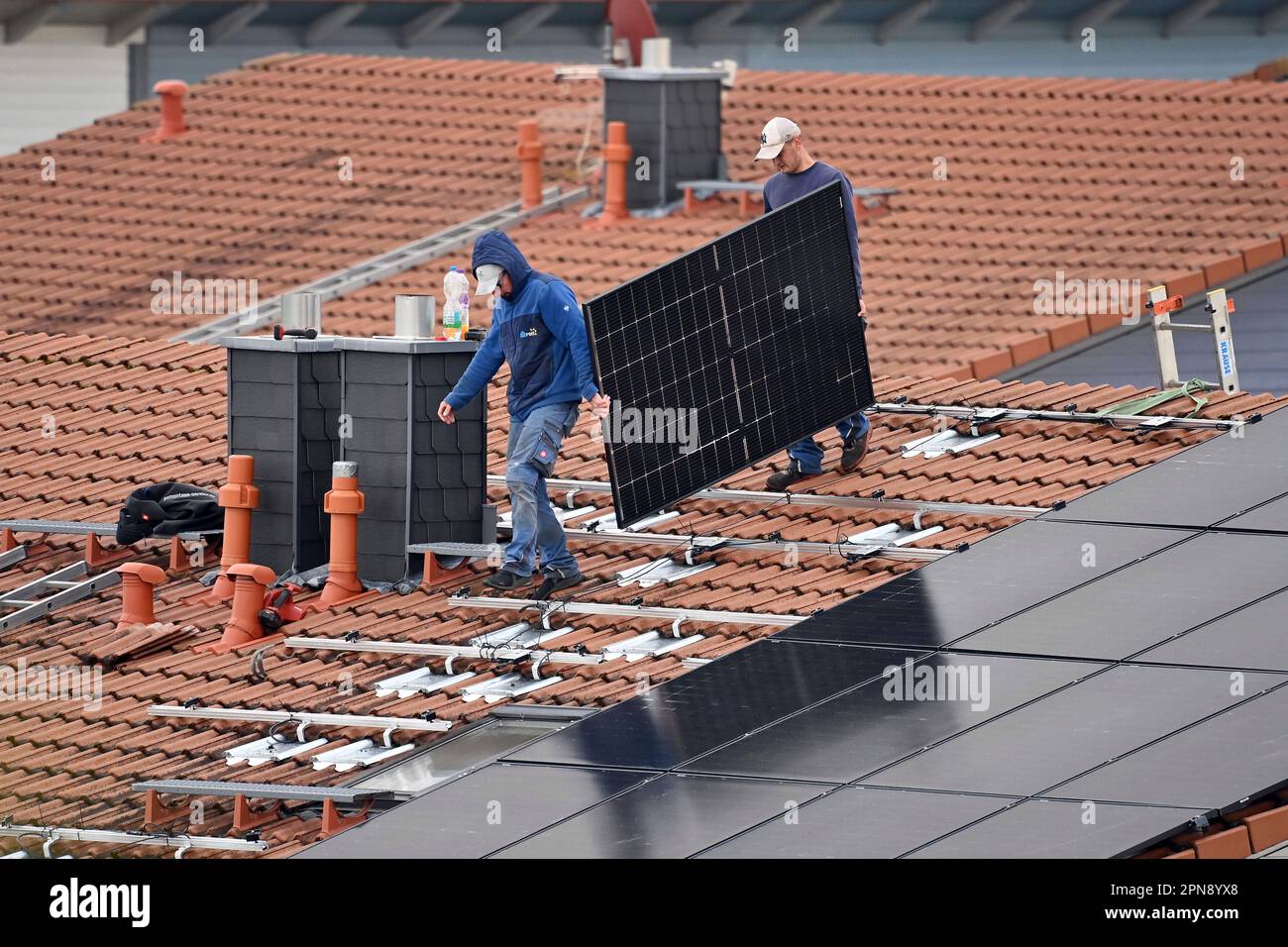 Hair, Deutschland. 17th Apr, 2023. Detached house with photovoltaic ...