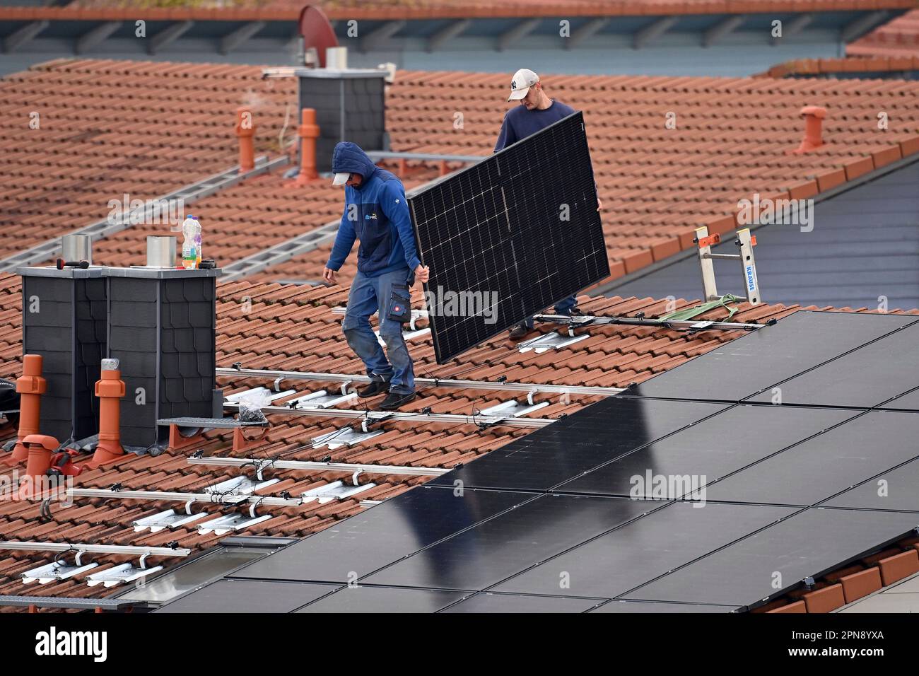 Hair, Deutschland. 17th Apr, 2023. Detached house with photovoltaic ...