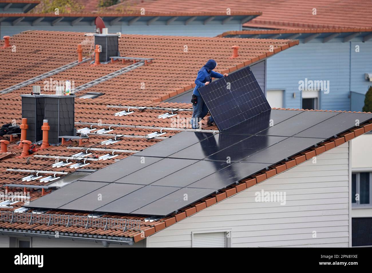 Hair, Deutschland. 17th Apr, 2023. Detached house with photovoltaic ...