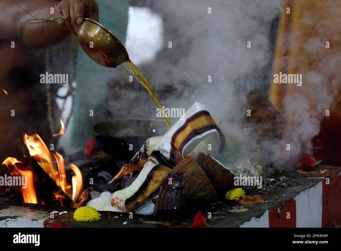 Hindu priest performing ritual puja hi-res stock photography and images ...