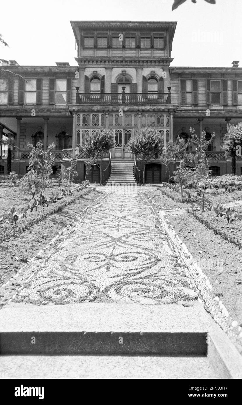 1970s house outside Black and White Stock Photos & Images - Alamy