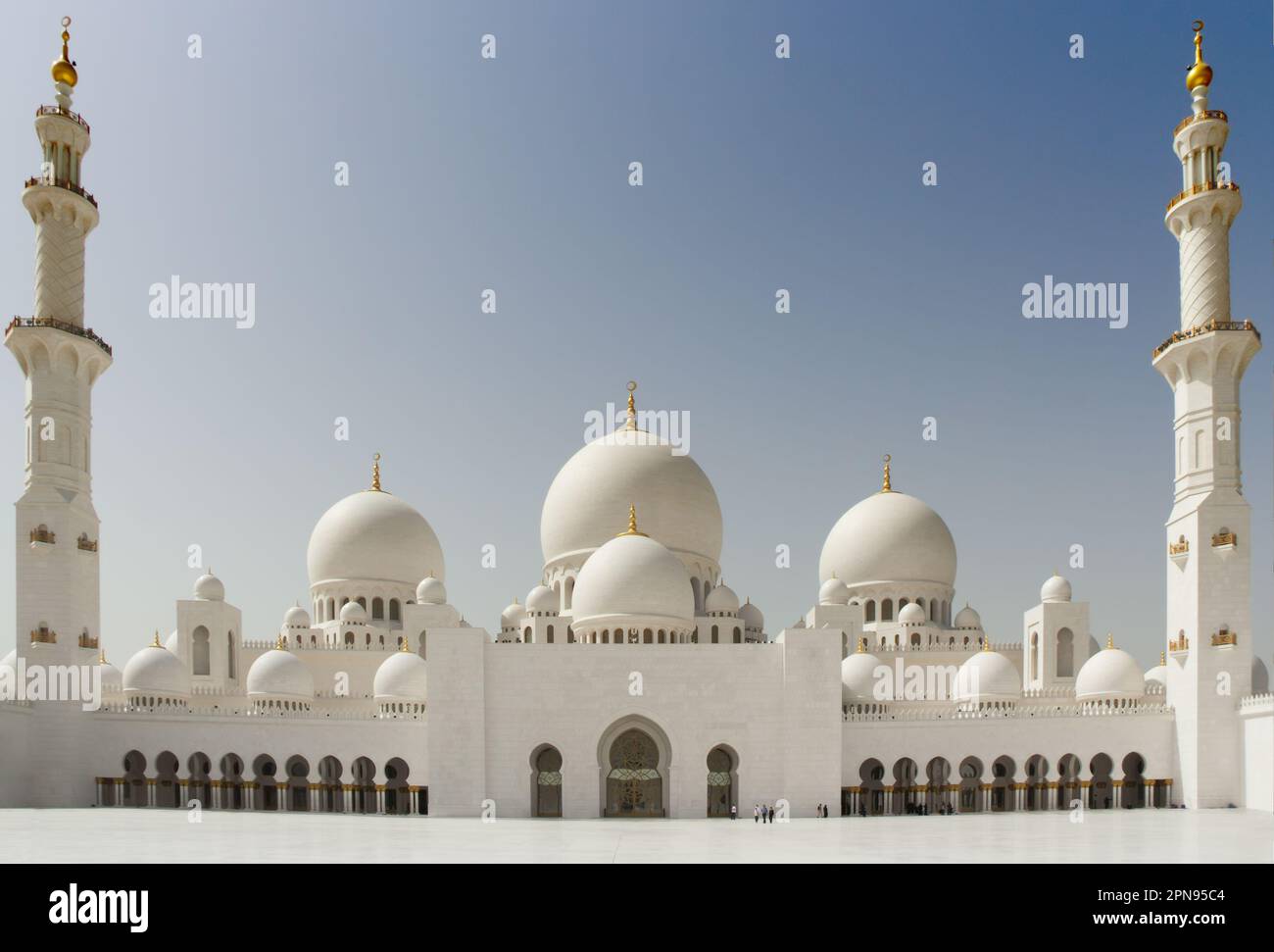 Large Mosque in Abu Dhabi Stock Photo - Alamy