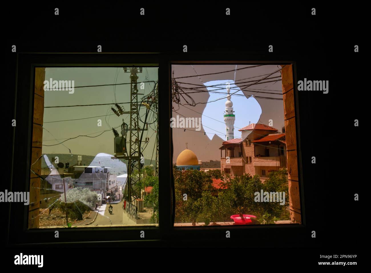 Broken mosque window hi-res stock photography and images - Alamy