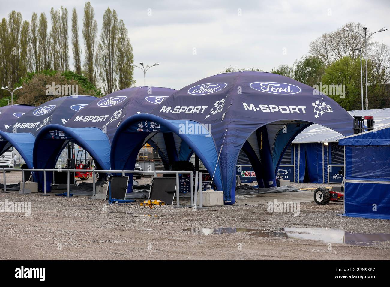 Preparations and installation of the service park at the Zagrebacki ...