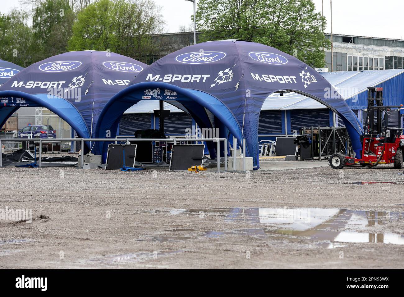 Preparations and installation of the service park at the Zagrebacki ...
